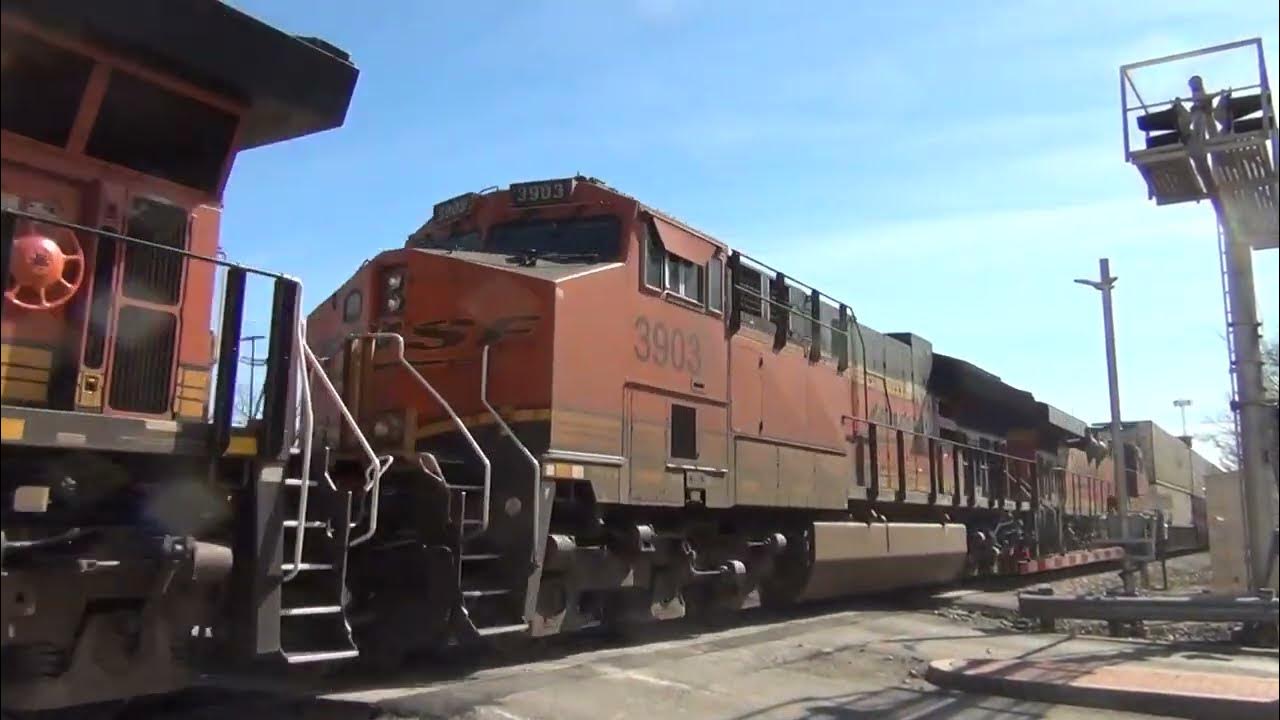 BNSF #3849 Leads EB Stacktrain. Olathe, KS 3/1/25 - YouTube