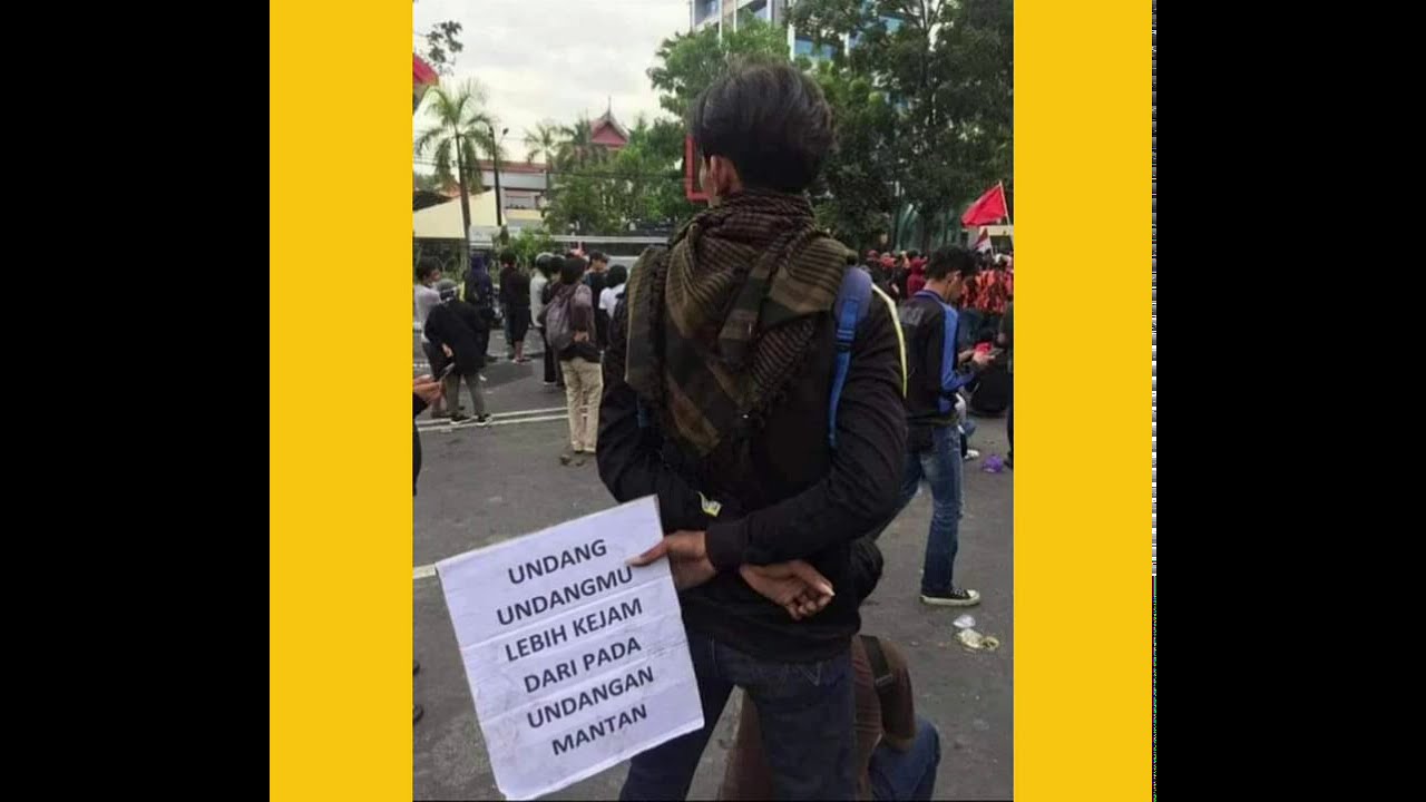 Cewek Demo UU Cipta Kerja Bawa Poster Gokil diMasa Covid19 - YouTube