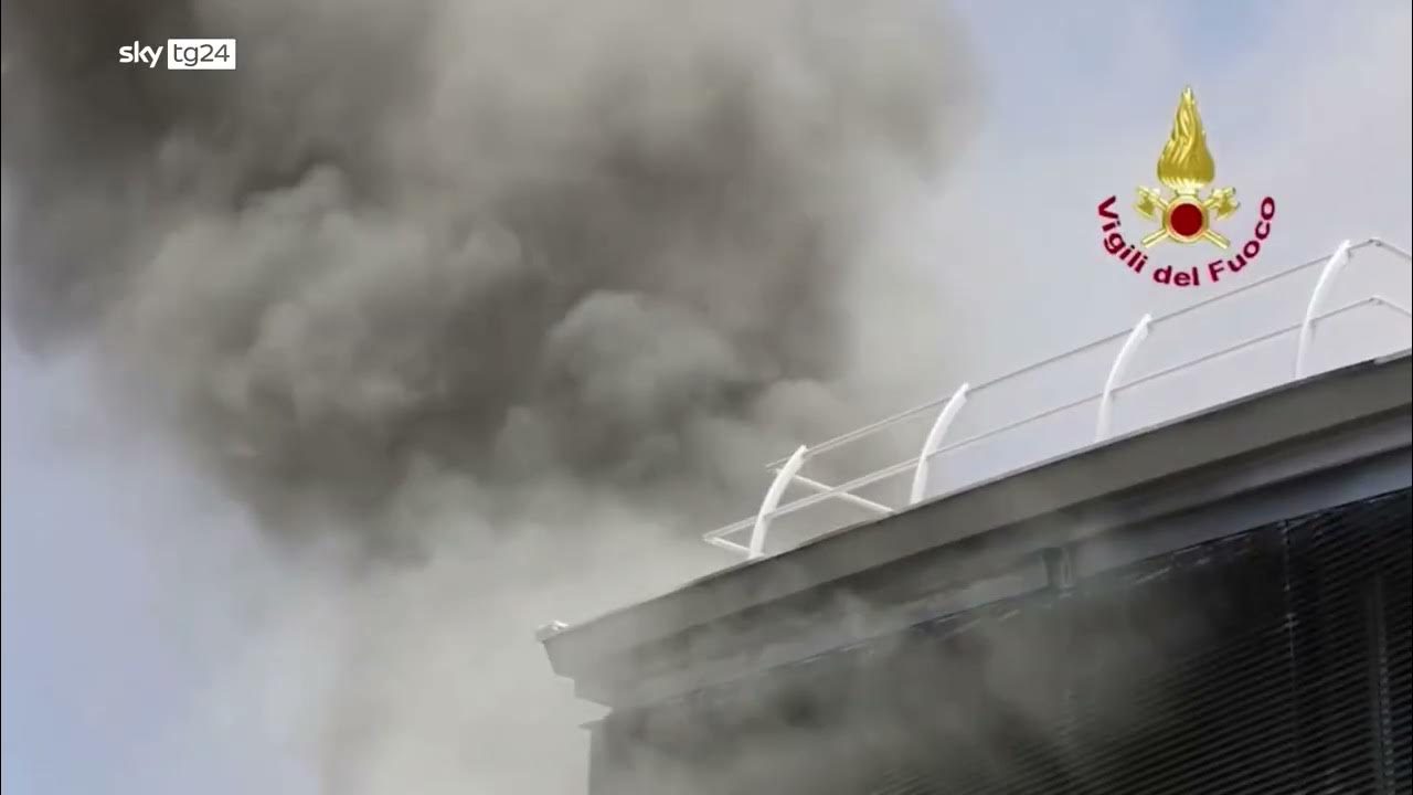 Sesto Fiorentino, centro commerciale evacuato per incendio - YouTube