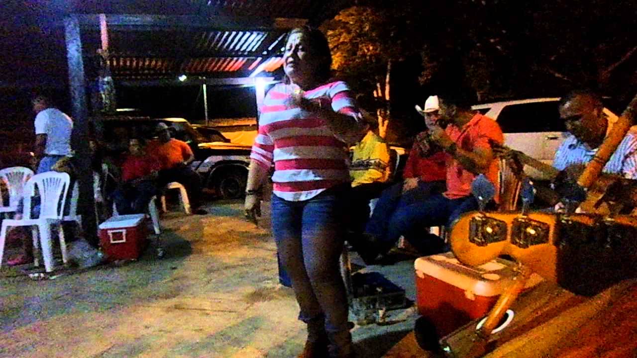 LA RECIA MAYRA TOVAR POPURRI - YouTube