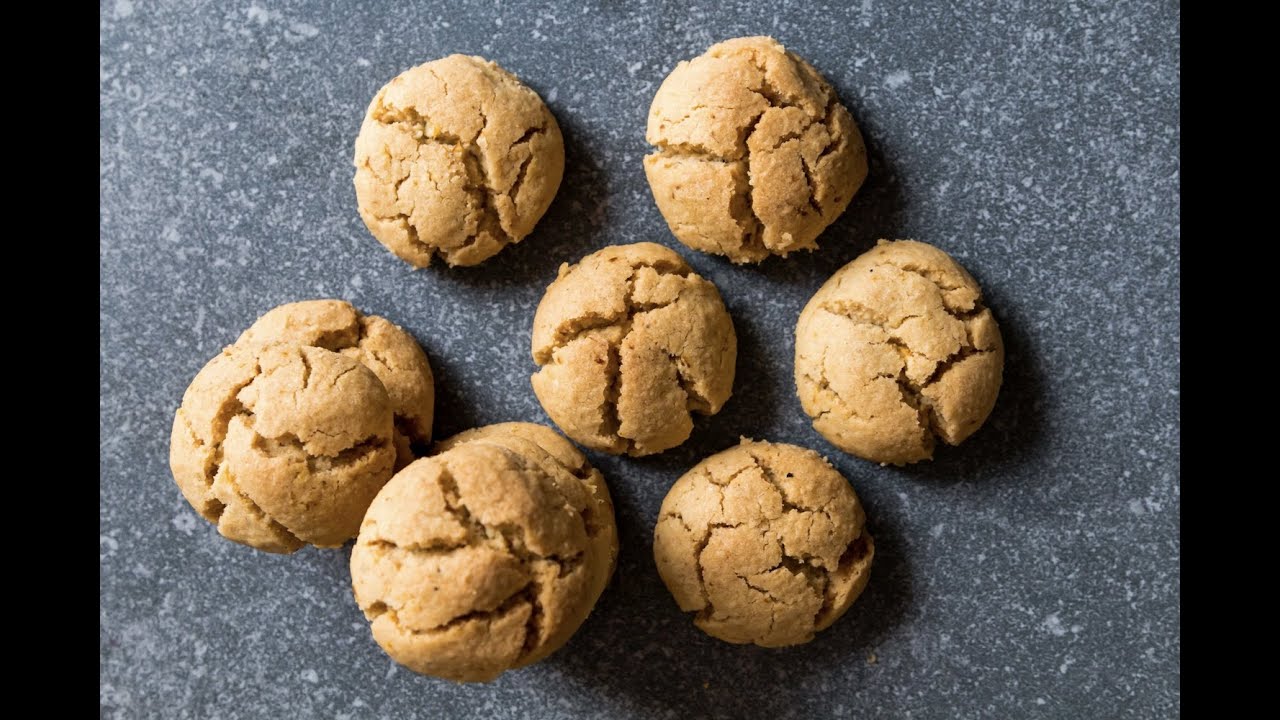 Ghriba bahla (sablés craquelés marocain) - YouTube