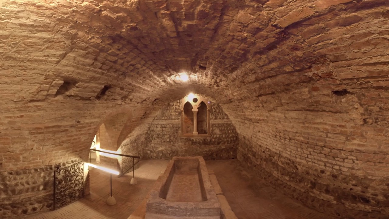 360 video: Juliet's Tomb, Verona, Italy - YouTube