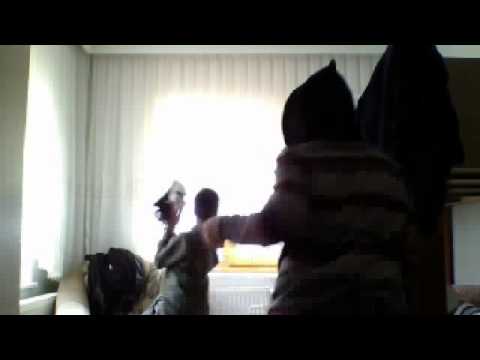 İki çocuğun harlem shake dansı