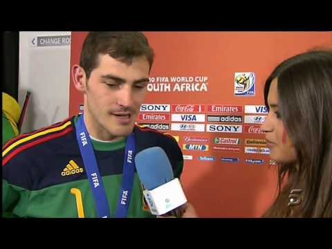 Iker Casillas besa a Sara Carbonero