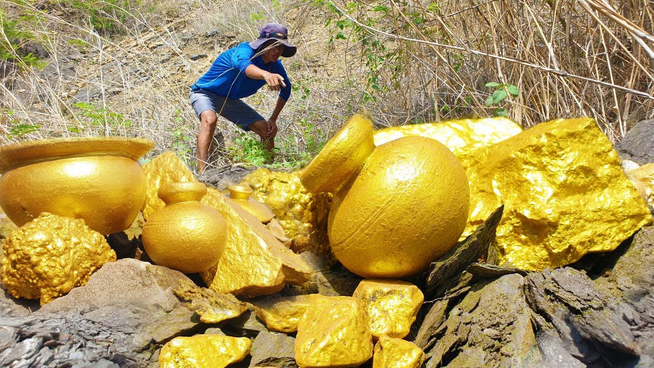 OMG Lucky Lucky Day! Mining Gold - Finding and digging gold at the ...