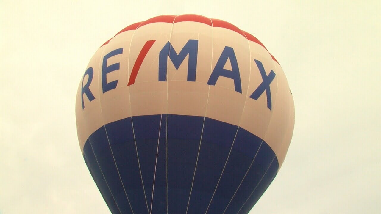 RE/MAX agents bring signature balloon to Thunder Bay - YouTube
