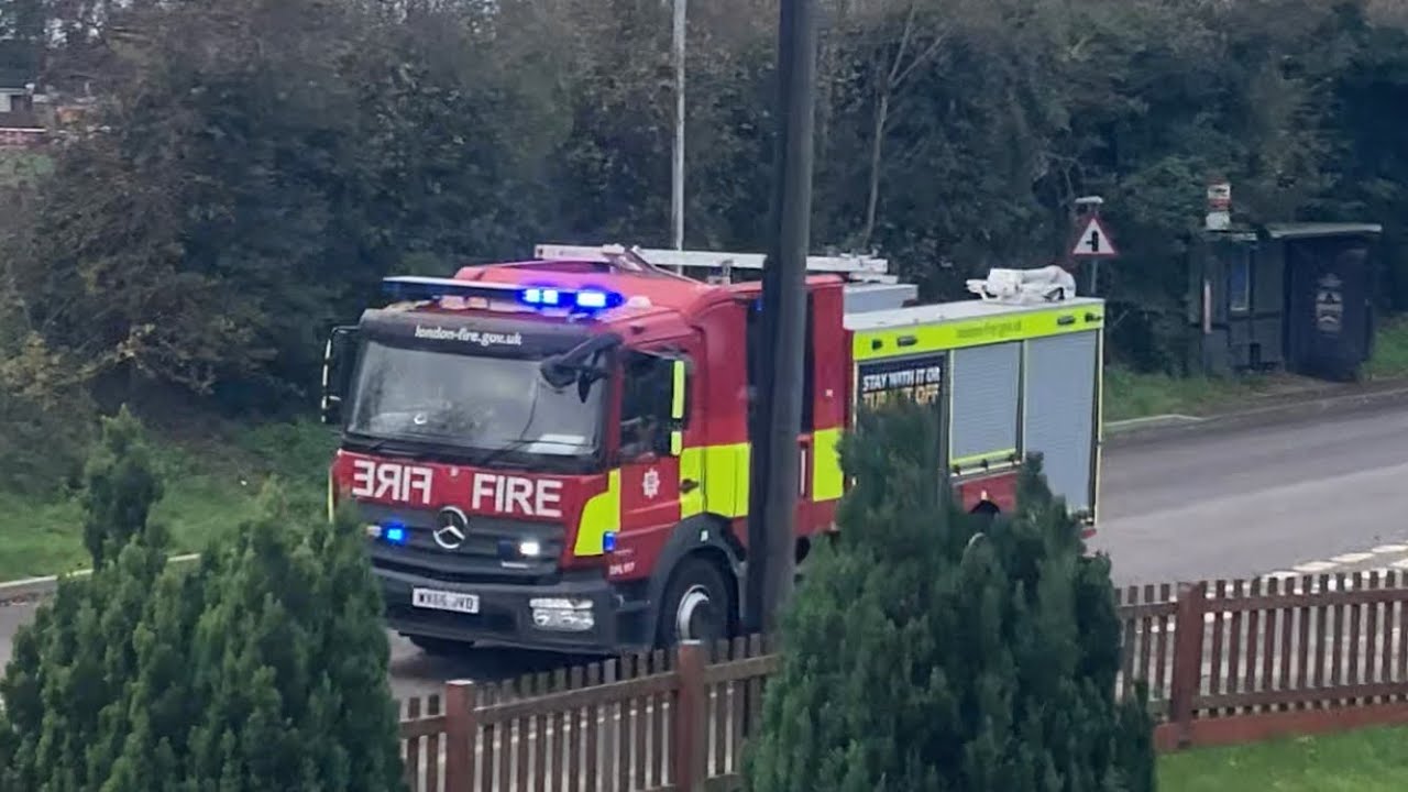 *LONDON FIRE BRIGADE* LFB Mercedes Atego Responding in Faversham, Kent ...