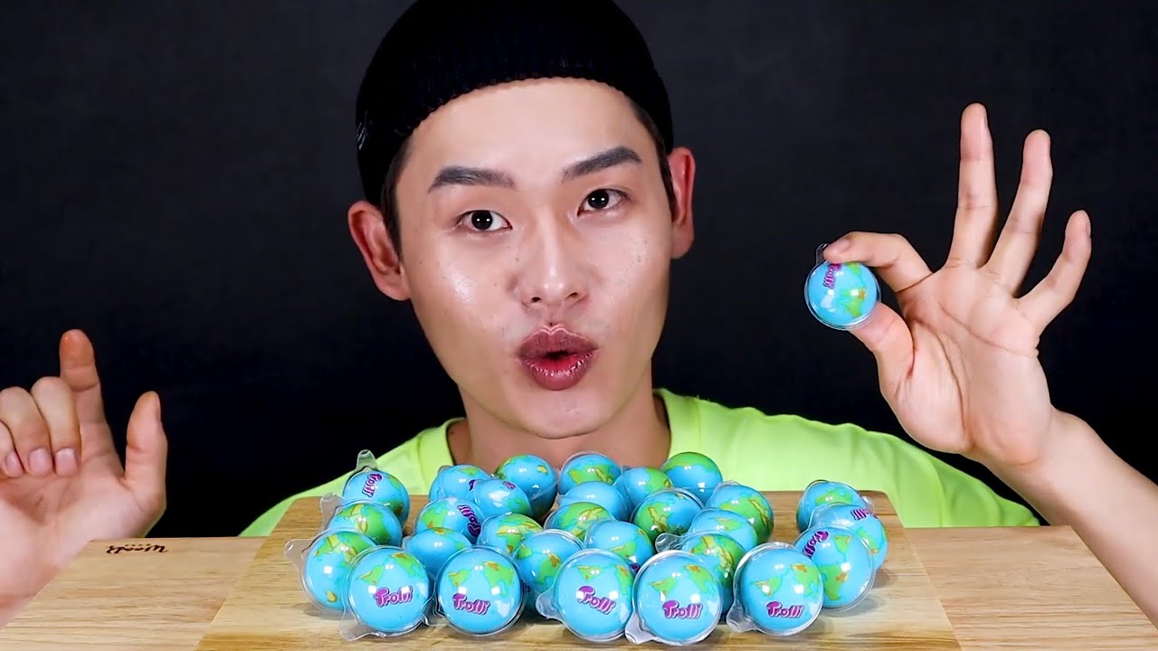 가격떨어지길 기다리다 지쳐... 먹은 지구젤리먹방~!! Trolli Earth Jelly~!! - YouTube