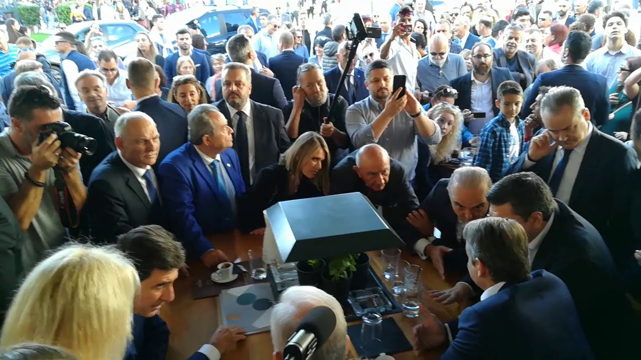 Βόλτα Μητσοτακη στη Θεσσαλονίκη - καφές στο Ολυμπιον - YouTube