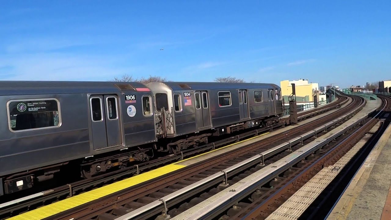 IRT Flushing Local: Manhattan bound R-62A 7 local train @ 103rd Street ...