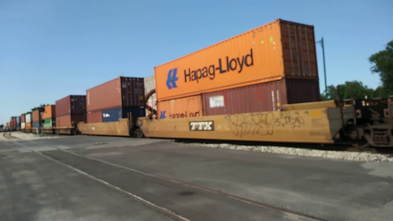 UP monster intermodal stack train w/ DPU - YouTube