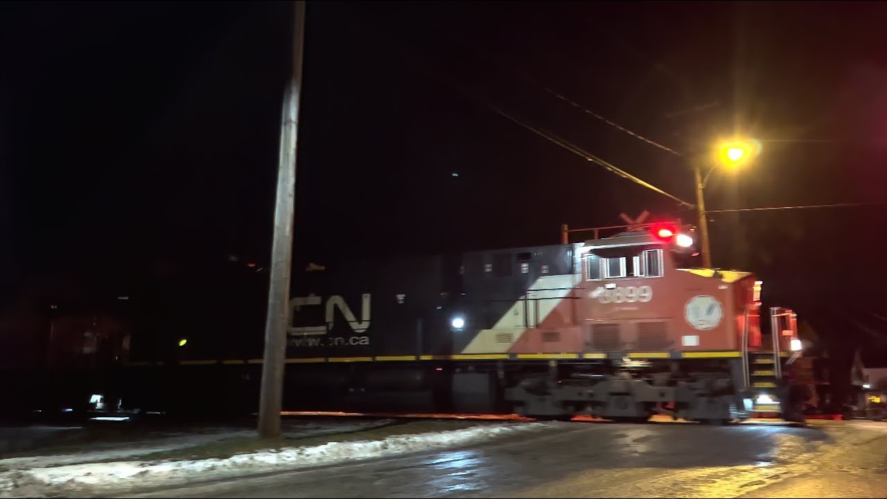 CN 588:NB avec CN 3899 a Desbiens/Qc 10 decembre 2023 - YouTube
