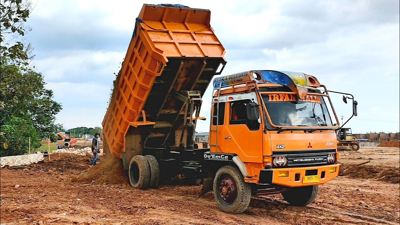 Mobil Truk Besar Fuso Orange Muat Tanah Jomplang Muatan Full bak - YouTube
