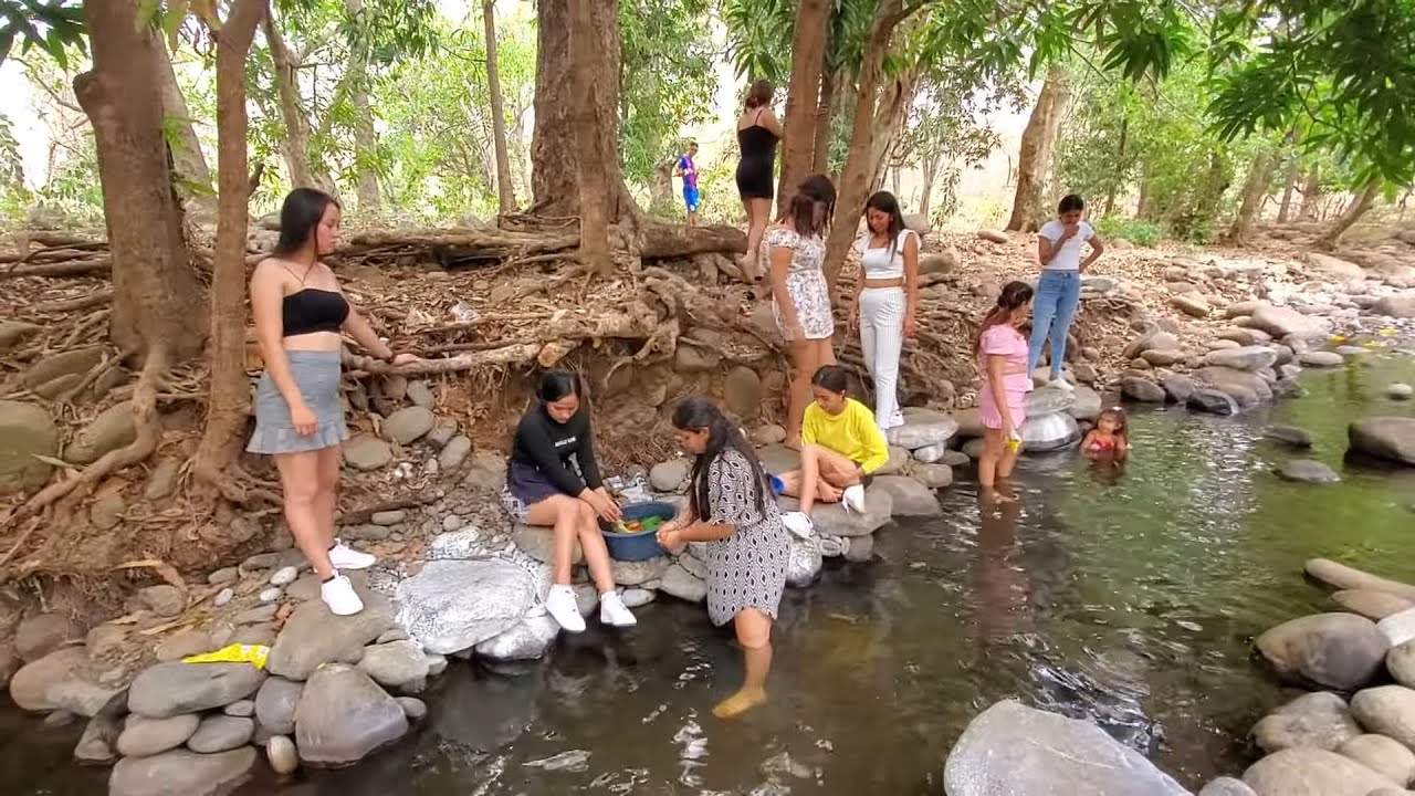 Aliñando las gallinas en el rio|| Ponen a prueba a dos señoritas. - YouTube