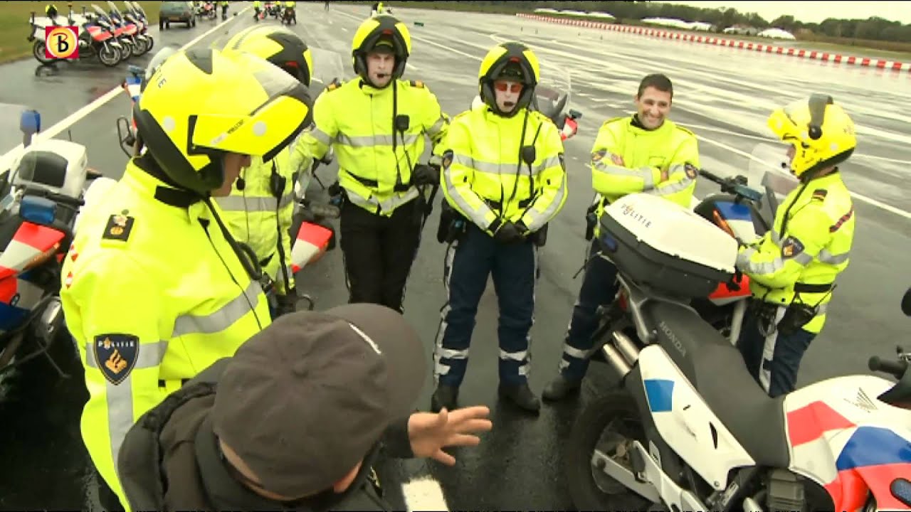 Politieagenten leren schieten op de motor - YouTube