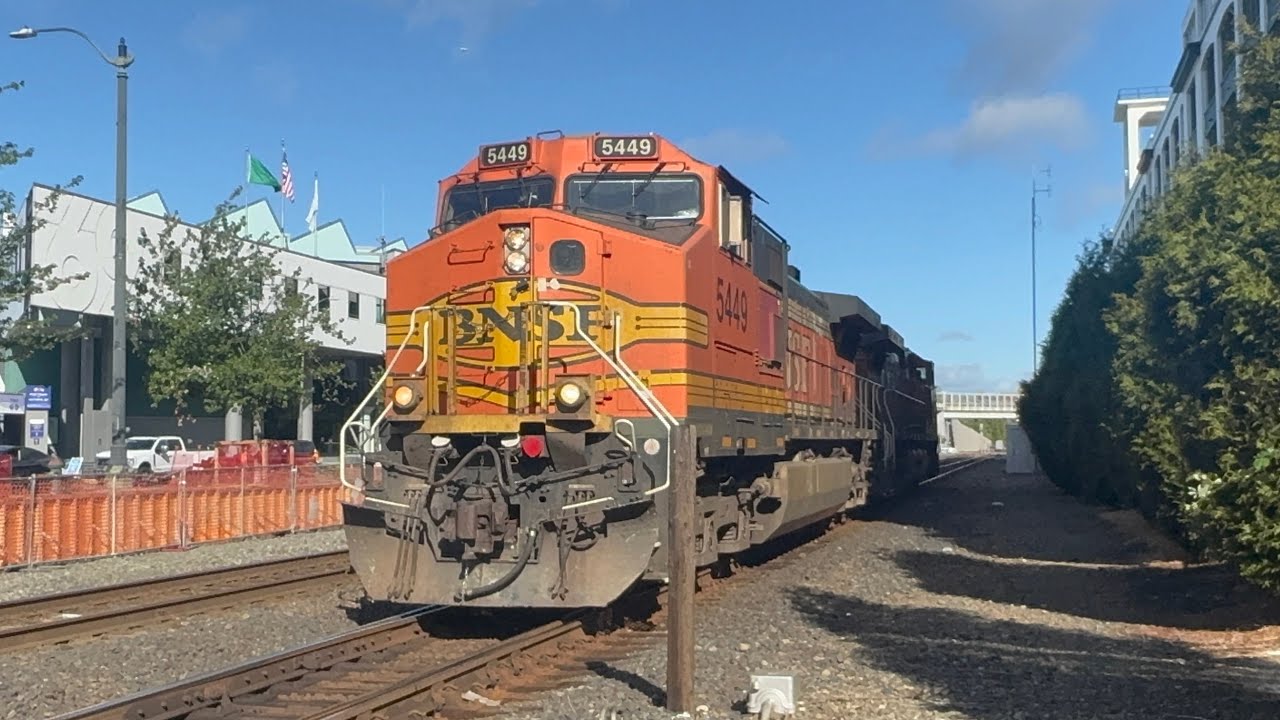 BNSF H2 Dash 9 DUO 2 Engine Power Move in Downtown Seattle, WA 8/16/25 ...
