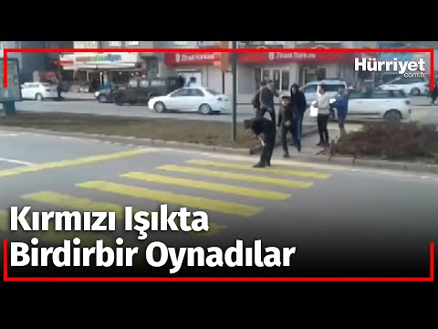Sivas'ta Lise Öğrencileri Kırmızı Işık Esnasında Birdirbir Oynadı