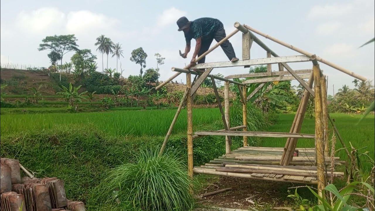 MEMBUAT SAUNG BAMBU SENDIRIAN DI SAWAH, MERAPIKAN LAHAN, MEMBUAT DAN MENYUSUN RANGKA - YouTube