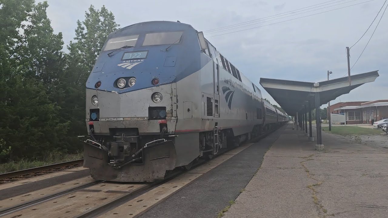 Amtrak 95 arriving at Petersburg - YouTube