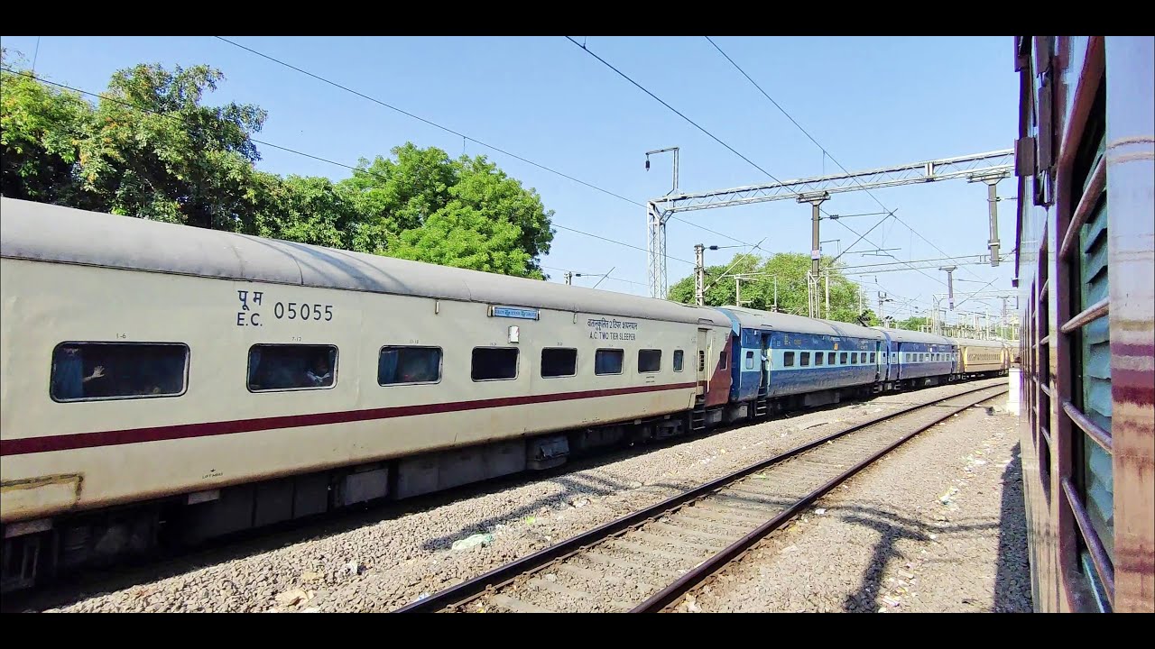 14151 CNB-ANVT Express Crossing Chitrakoot Express at Kanpur Outer ...