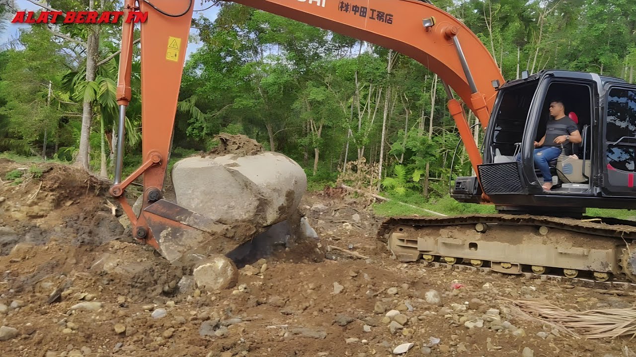 Alat Berat Excavator Muat Batu Gunung, Excavator Hitachi Muat Batu ...