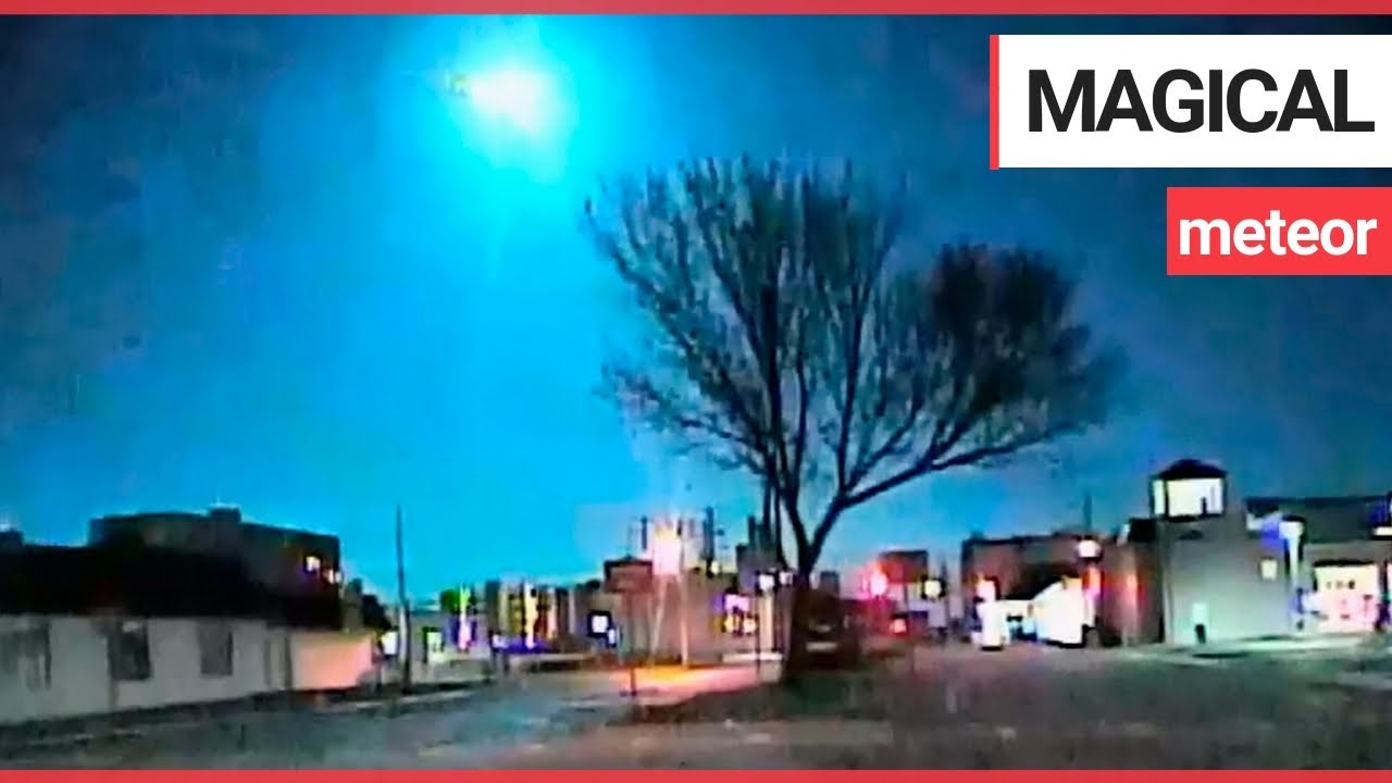 Watch jaw-dropping moment huge meteor lights up night sky as it crashes ...