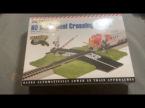 Bachmann H0 Scale Dual crossing gates review part 1. - YouTube