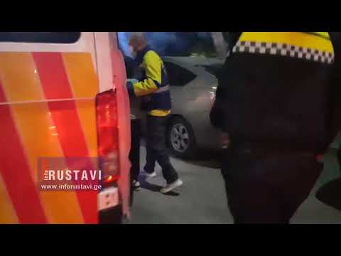 9 წლის და 11 წლის ბიჭებმა რუსთავში ქუჩიდან მანქანა მოიპარეს და 2 ავტომობილს დაეჯახნენ