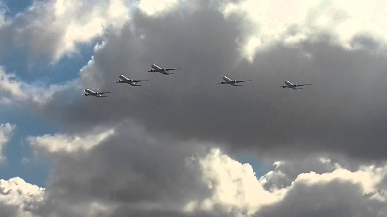 5 Airbus A350 XWB : vol en formation (5 Aircraft Formation Flight) 29 ...