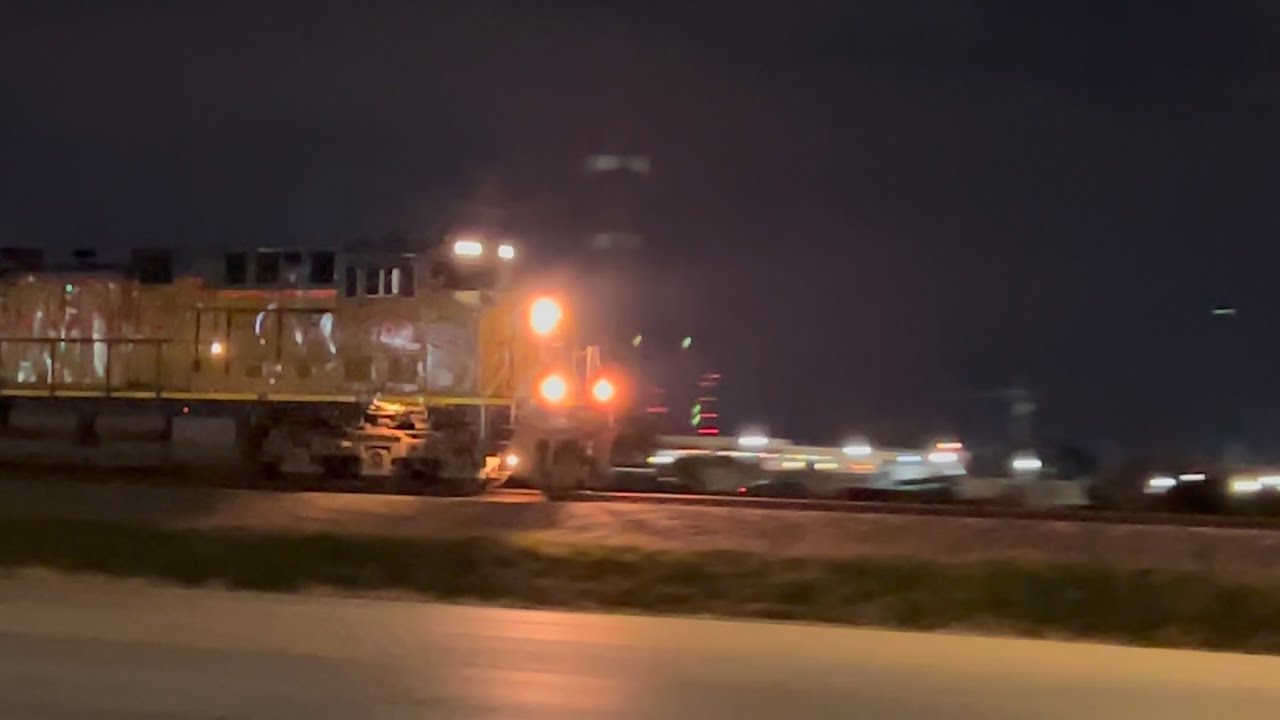 TRE AND UNION PACIFIC TRAIN STACK CARS DPU 🚂🇺🇸 Arlington, Texas 12/10 ...