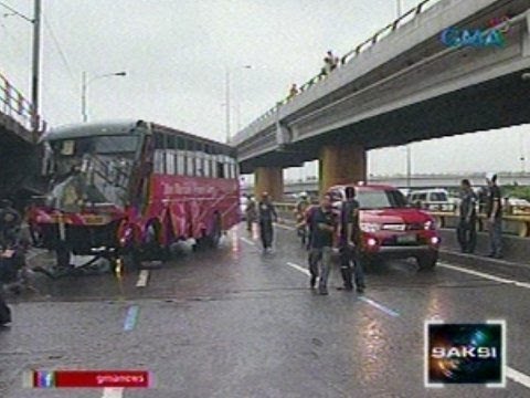 Saksi: Bus, bumangga sa railing at bumitin pa sa flyover - YouTube