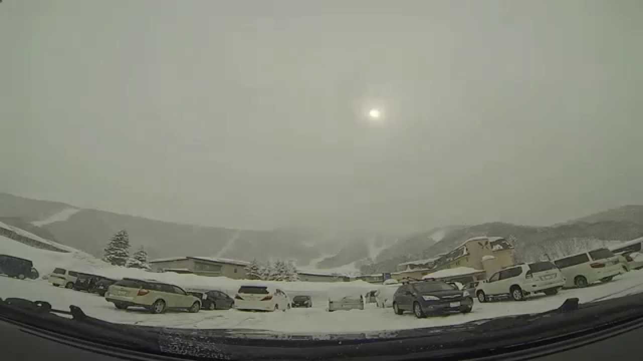 Nissan R35 GT-R Snow Drifting "いつもよりまわしていま〜す！" - YouTube