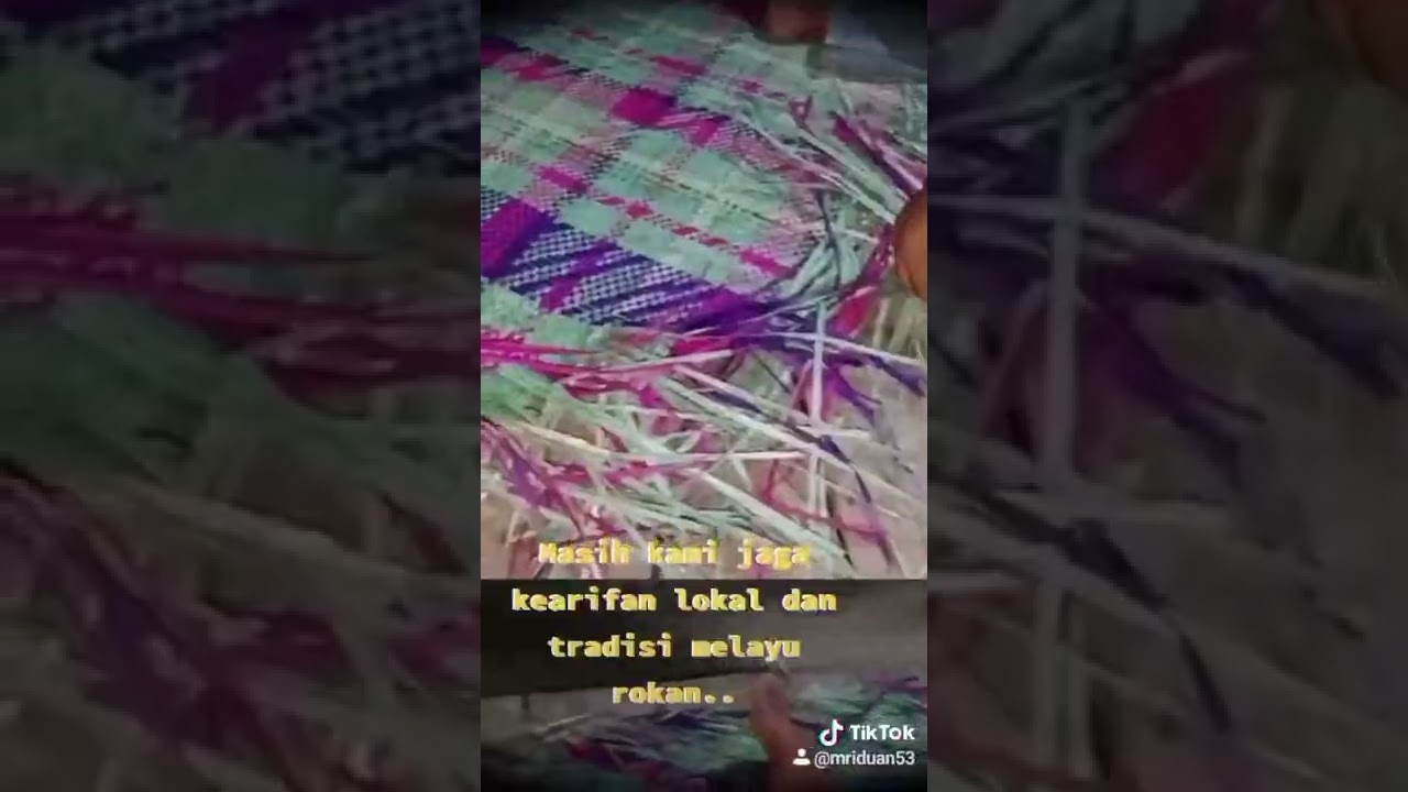 Menganyam tikar pandan.. - YouTube