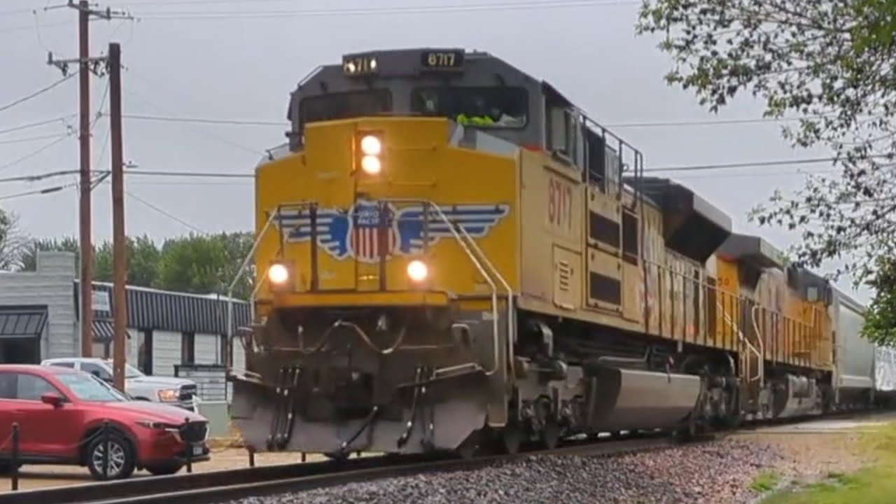 UP 8717 leads MNPAL - 8/5/24 - YouTube
