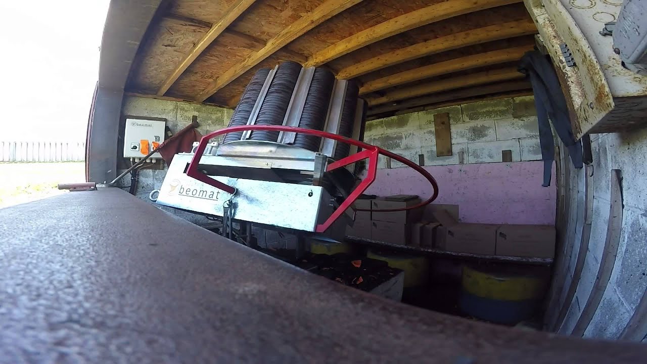 automatic clay pigeon launcher - YouTube