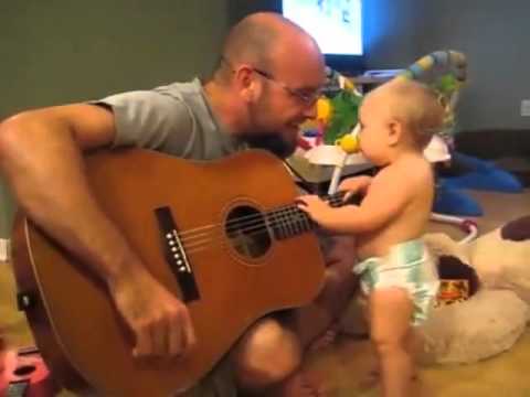 Babasına Eşlik Eden Bebek