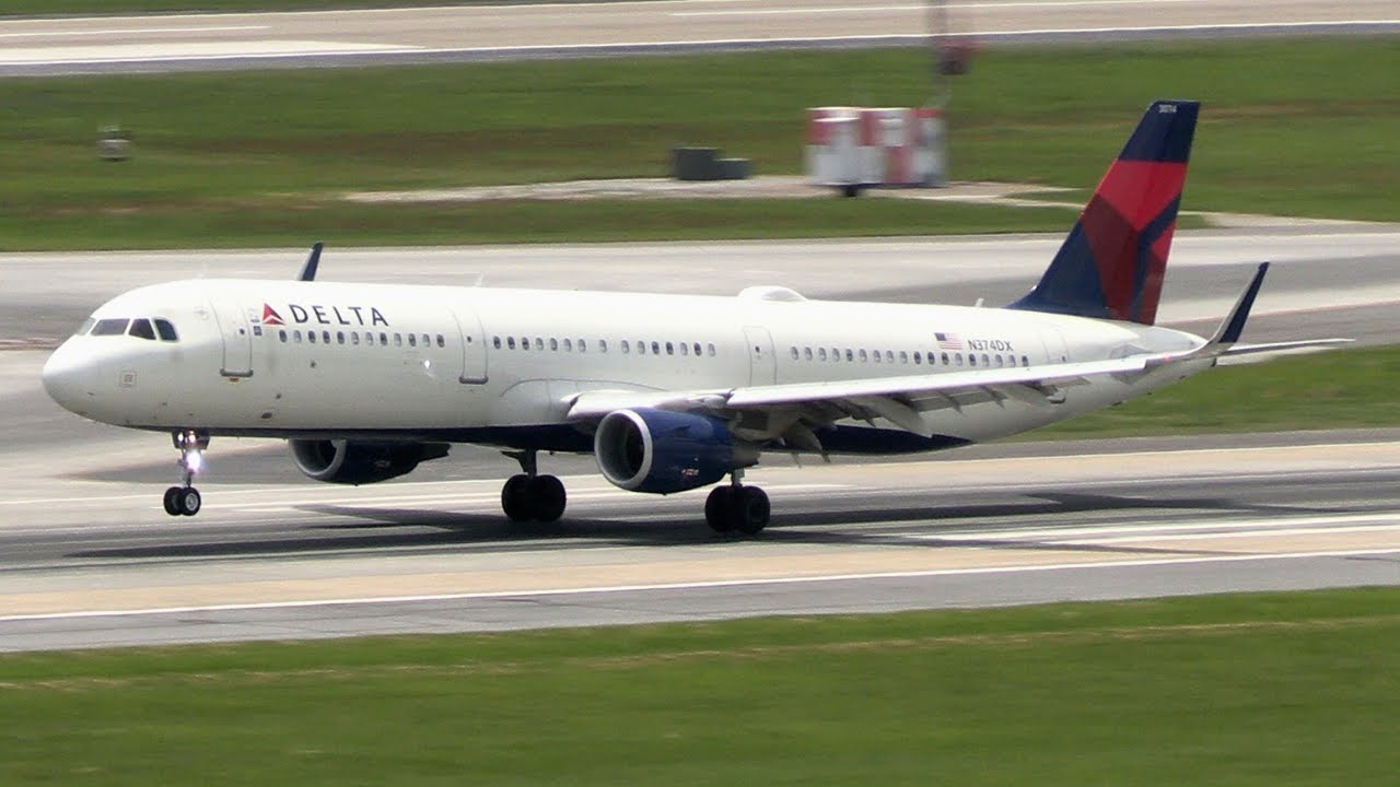 WOULD YOU FLY THIS? Delta A321 Lands in Atlanta on Runway 8L - YouTube