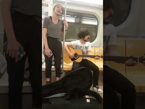 Gençler Gitar ile Metroda Müzik Zoyafeti