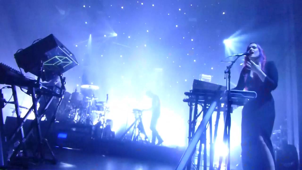 M83: "Intro" (Live @ Enmore Theatre, Sydney, 16/05/16) - YouTube