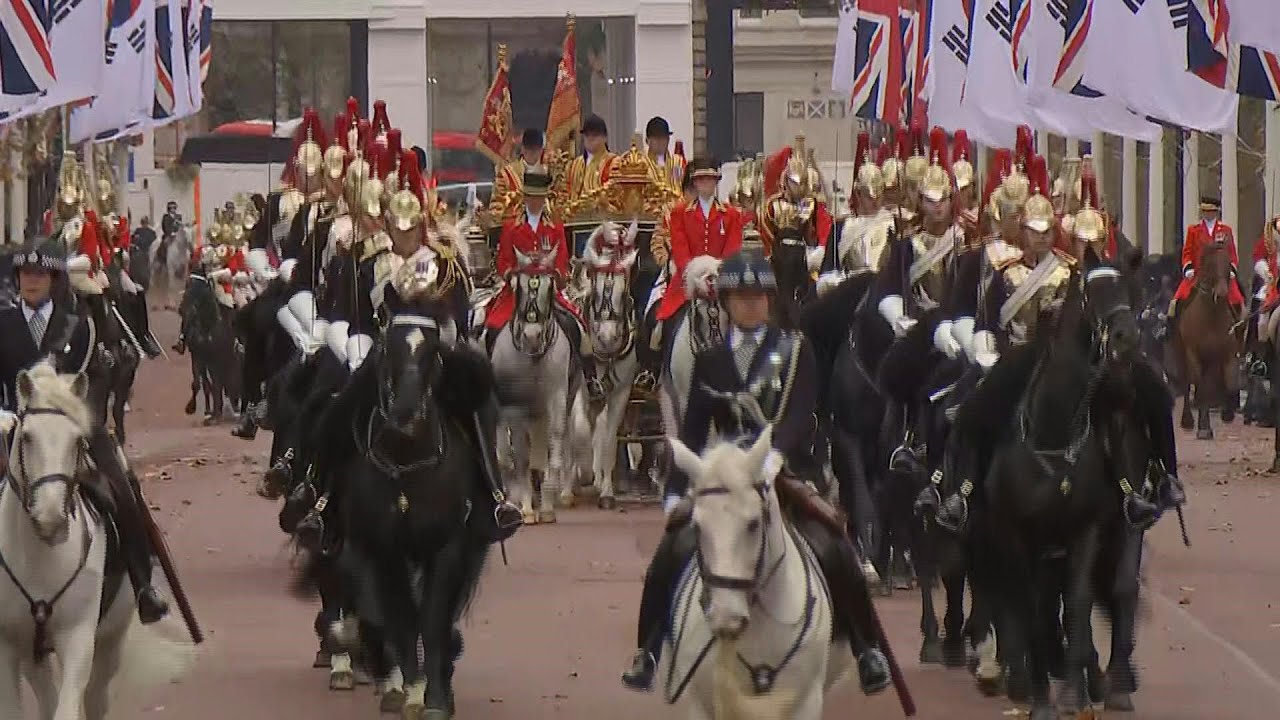 Royal procession along the Mall for South Korean president's UK state visit | AFP - YouTube