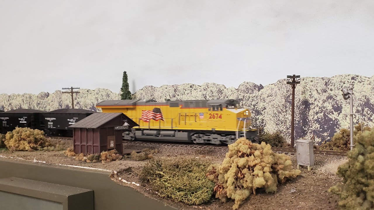 Ho scale Union Pacific freight train. - YouTube
