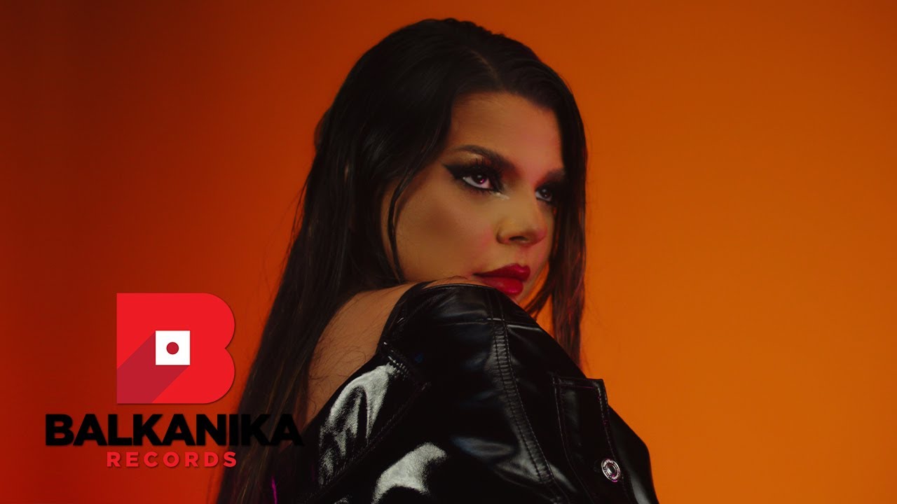 Laura Bruma - Offline | Videoclip Oficial - YouTube