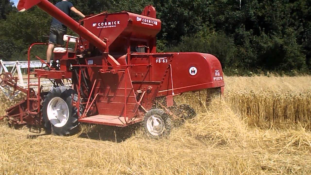 moissonneuse batteuse f8-63 old combine - YouTube