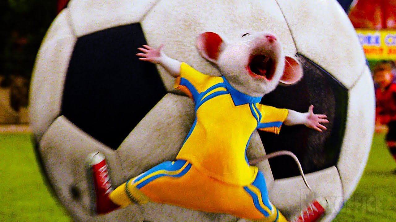 O rato joga futebol | O Pequeno Stuart Little 2 | Clipe - YouTube