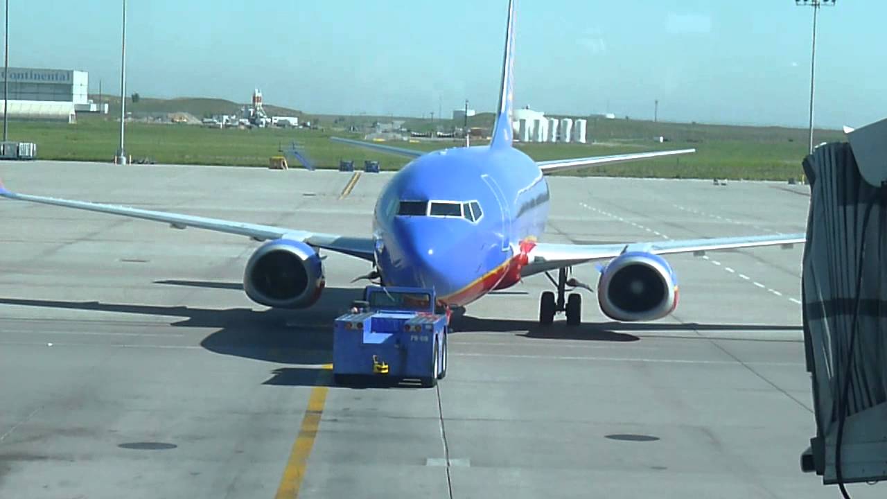 Southwest 737-300 push back - YouTube
