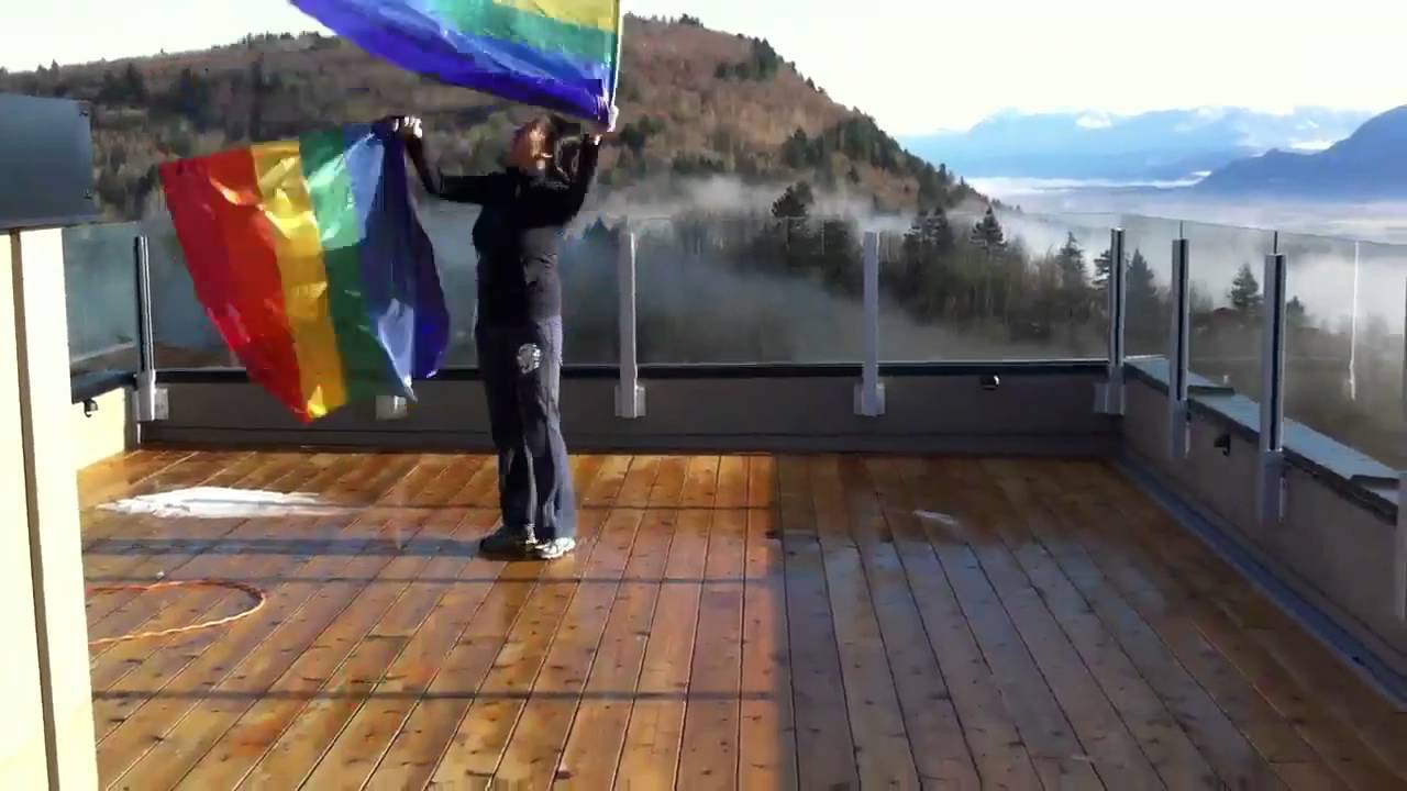 Flagging ( worship dance ) on Eagle Mountain 旌旗敬拜 舞旗 - YouTube