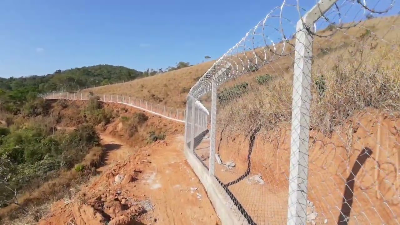 Alambrado instalado em mourão curvo e baldrame de 30cm (padrão Redecon ...
