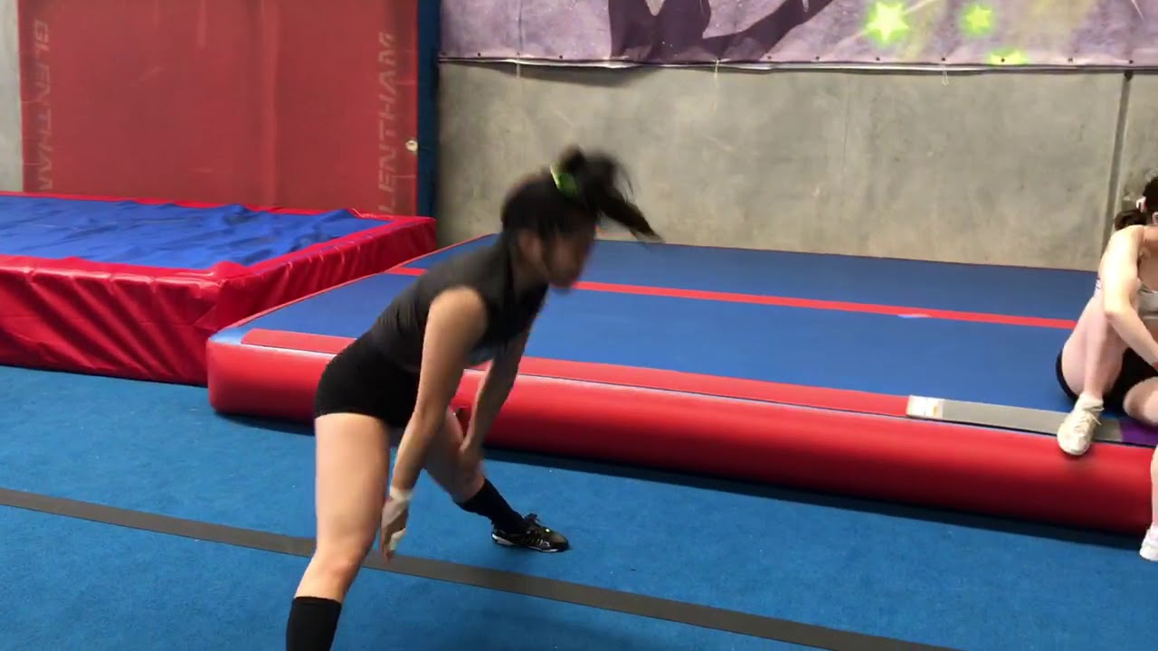 【レベル1】開脚前転 Straddle Roll - YouTube