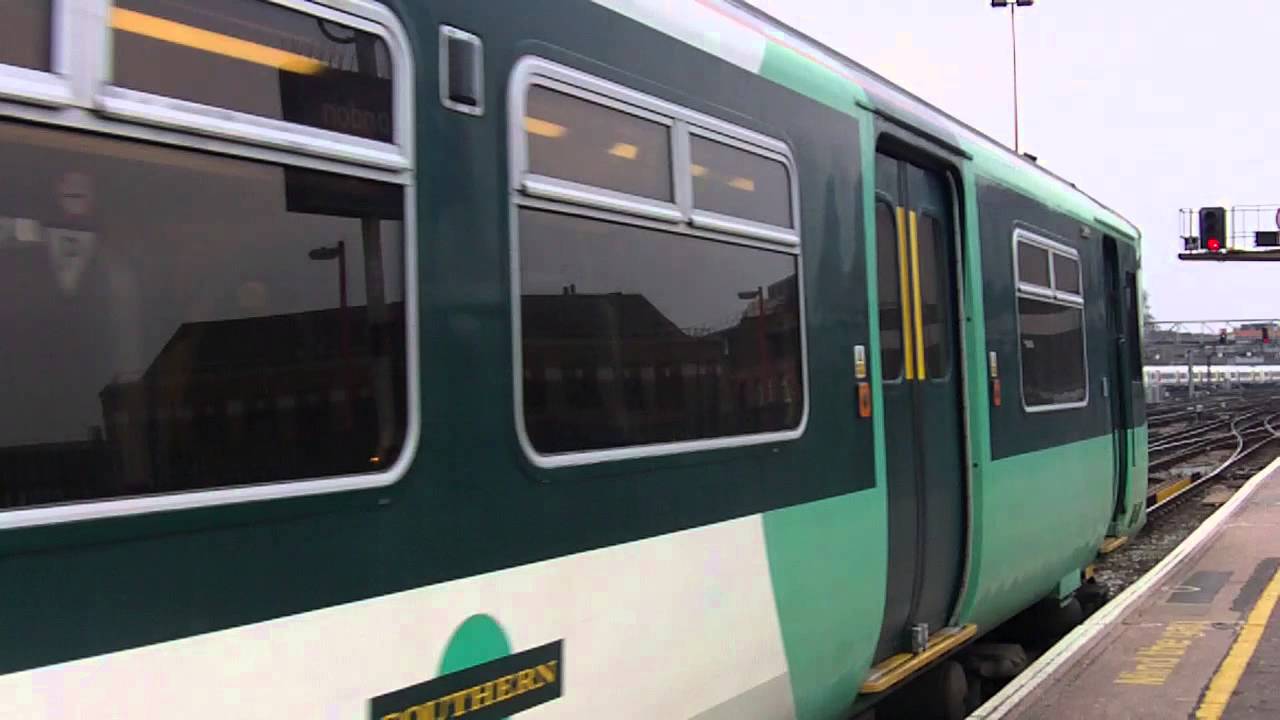 Southern train — London Bridge Station (Class 455) - YouTube
