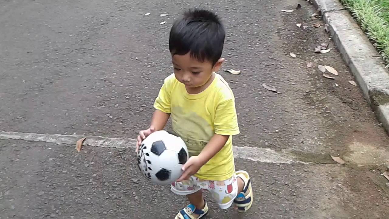 Altair play football - YouTube